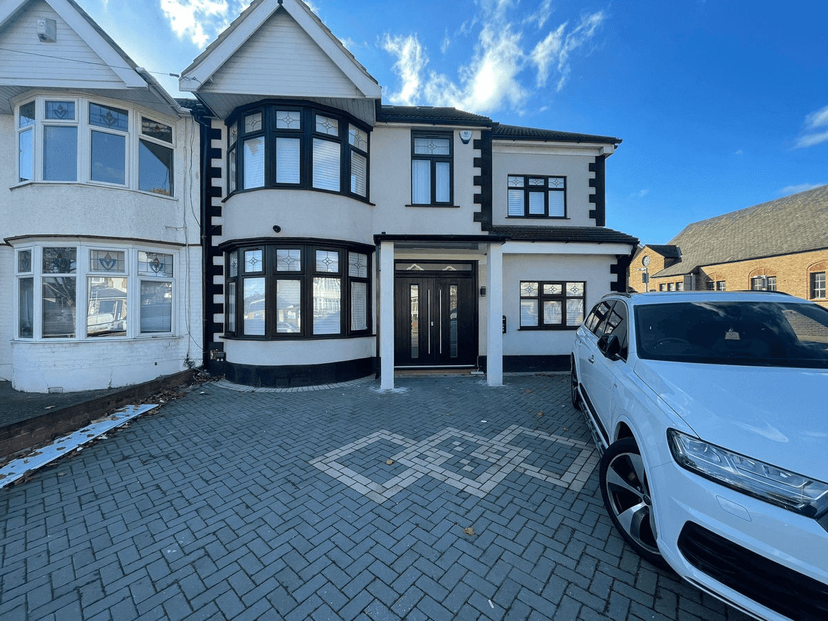 House for rent in Upney Lane, Barking, IG11 · £5,250/m · 6 Bedrooms · 4 ...